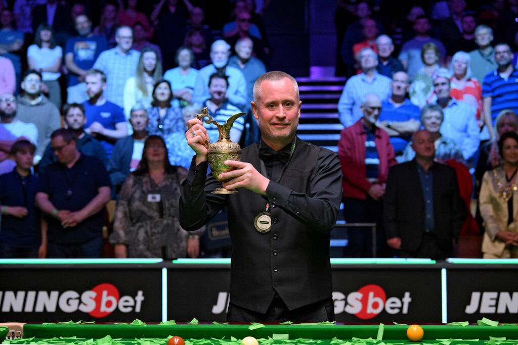 White Crowned World Seniors King - WSS | World Seniors Snooker